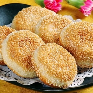 Bánh rán bí đỏ bọc mè